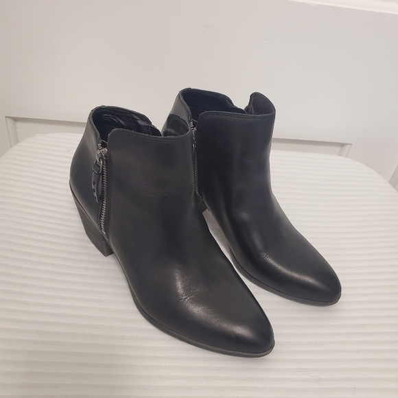 Frye | Shoes | Frye Judith Black Leather Ankle Booties Size 95m Classic ...
